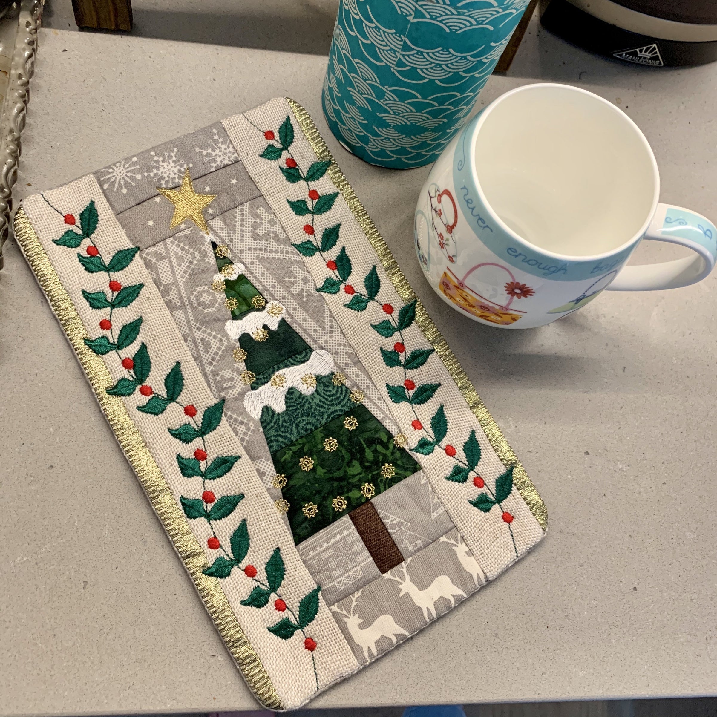 In The Hoop Embroidery - Christmas Tree Mug Rug