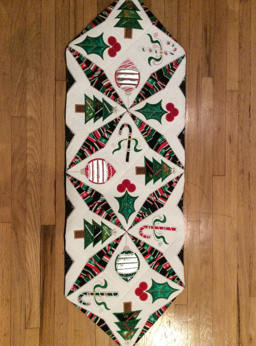 Christmas Star Table Runner in the hoop machine embroidery design ITH
