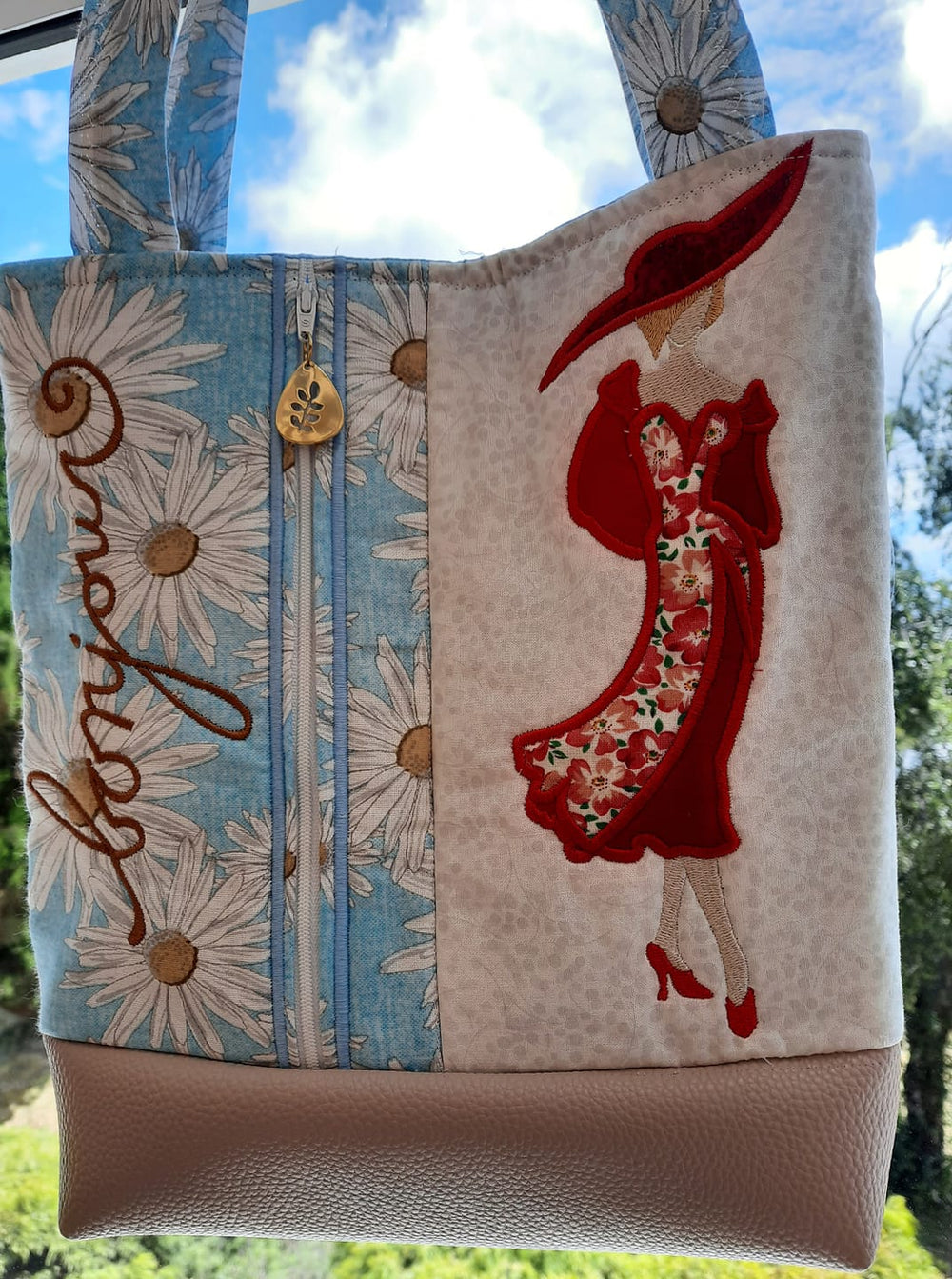 Bonjour bag ITH in the hoop machine embroidery design